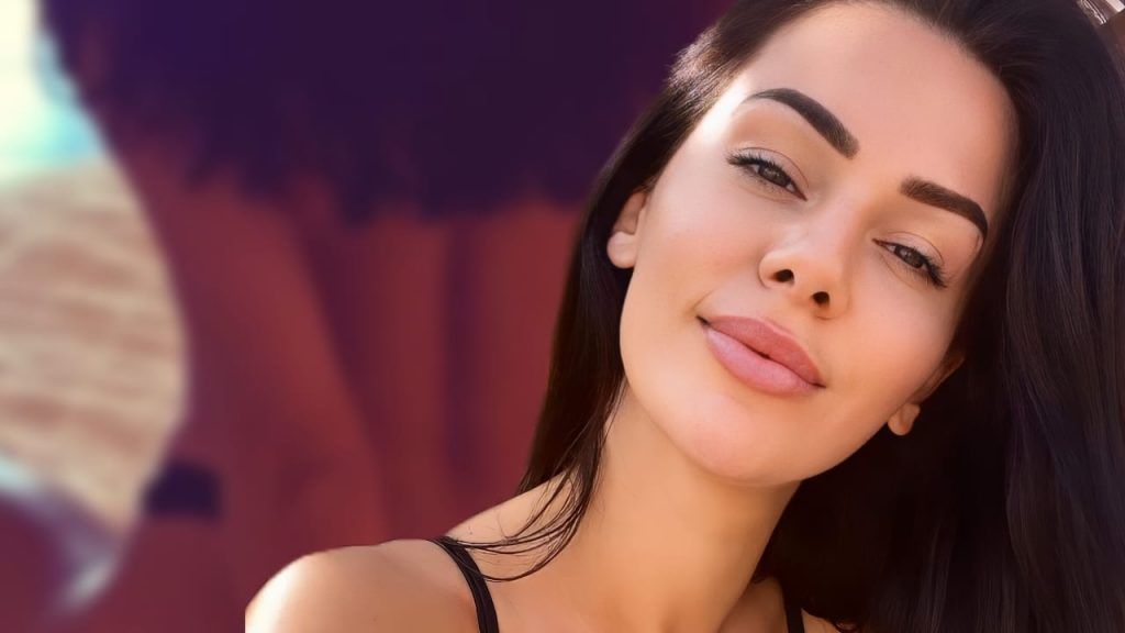 Erjona sulejmani da bollino rosso, il perizoma è cosi fino che viene ...